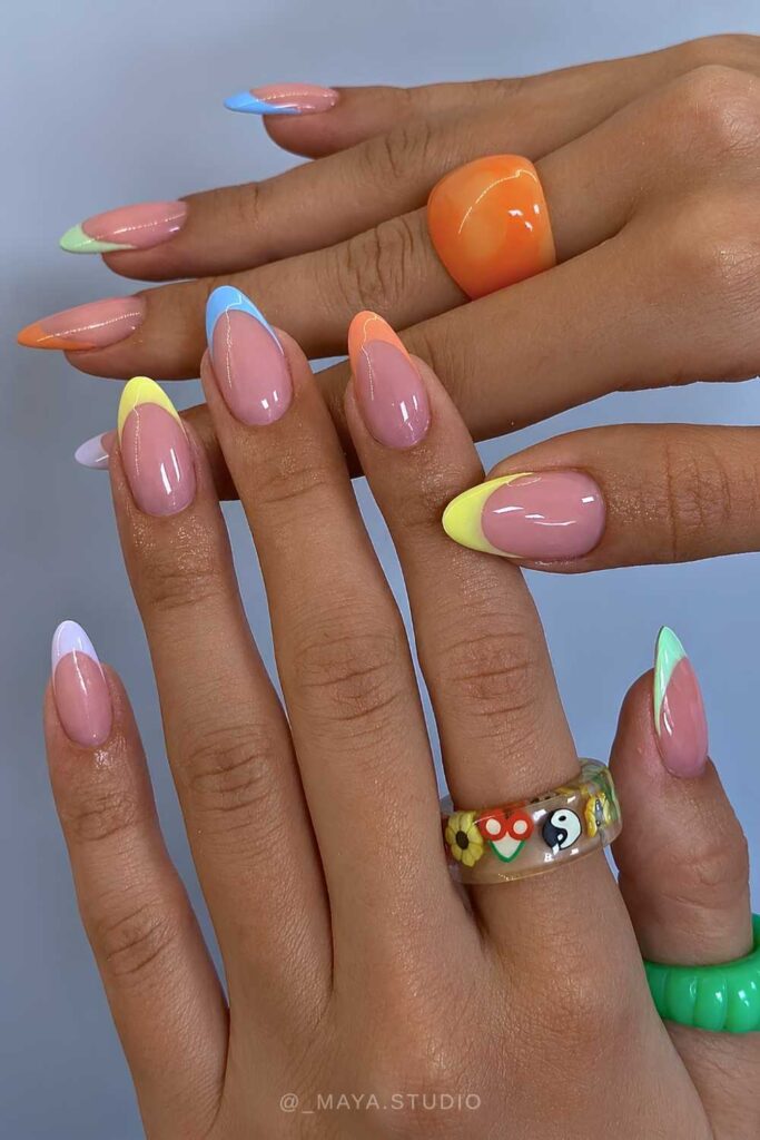 30 Trendige Bunte French Tip Nail-Ideen für dein nächstes Set